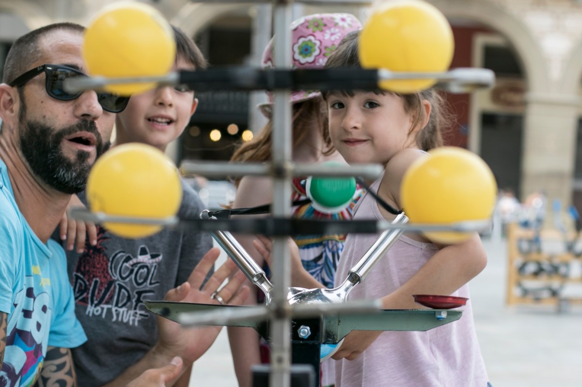 Un pinball en una fusta de planxar i uns joves fent equilibris a la ...